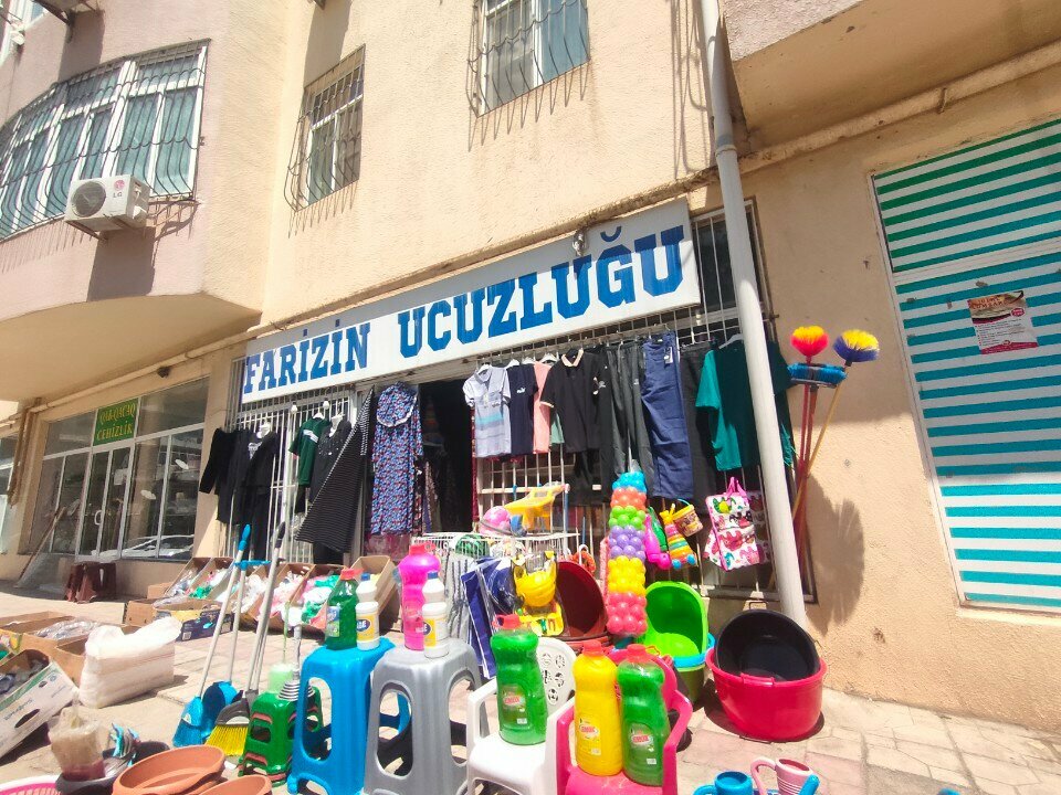 Giyim mağazası Farizin Ucuzluğu, Gence, foto