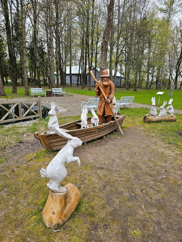 Park, sokak heykeli Дед Мазай и зайцы, Chudovo, foto