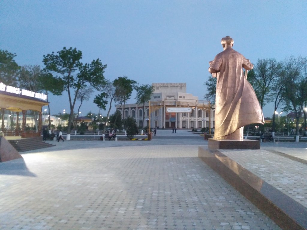 Anıt, heykel Alisher Navoi, Gülistan, foto