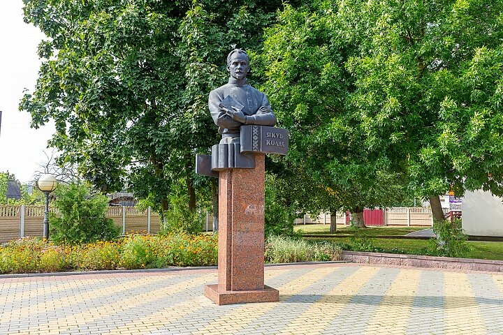 Park, sokak heykeli Памятник Якубу Коласу, Gancevichi, foto