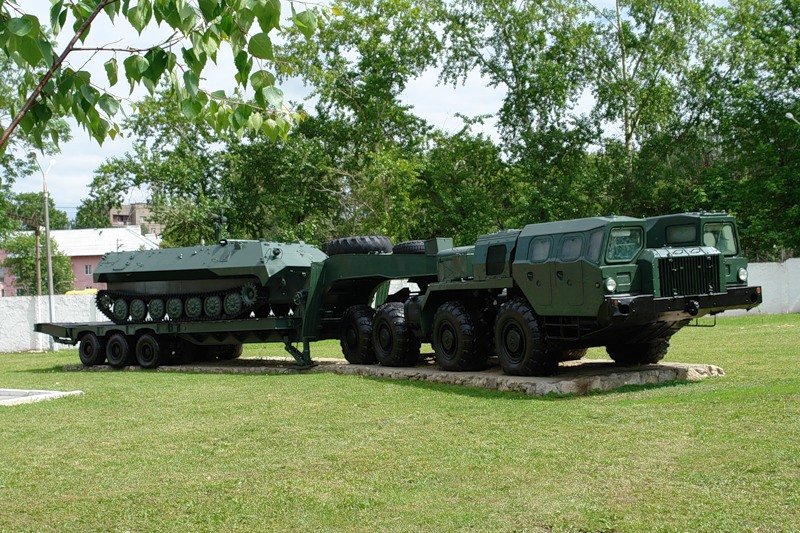 Teknoloji anıtı МАЗ-7410 и БТР МТ-ЛБу, Riazan, foto