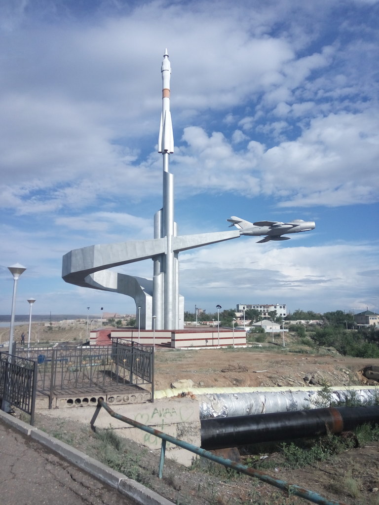 Anıt, heykel Space explorers, Jezkazgan, foto