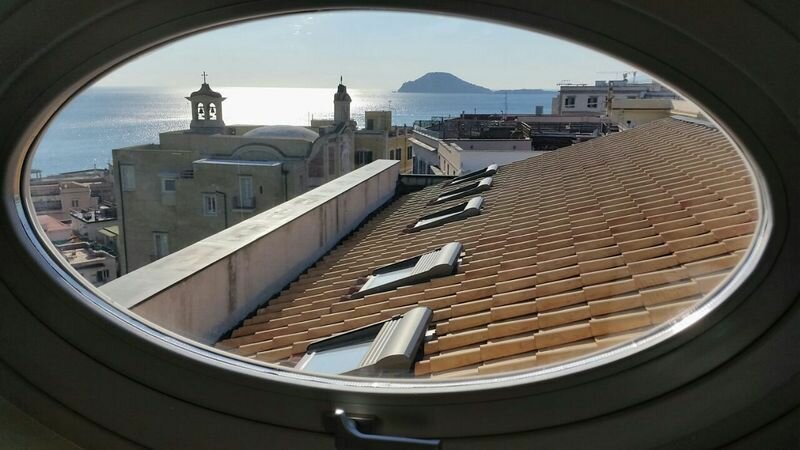 Kapılar Installatore Autorizzato Finestre Velux Russo Sergio, Napoli, foto