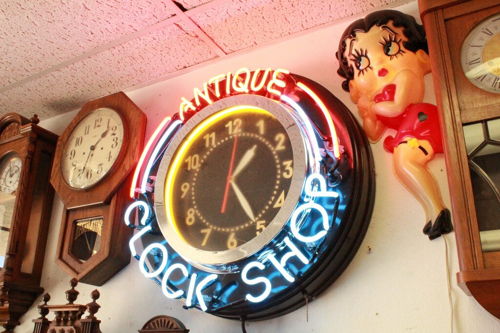 Antikacı dükkanları Antique Clock Gallery, Long Beach, foto