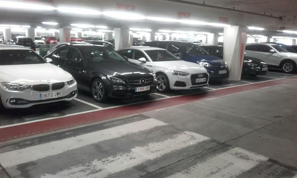 Kamyon ve ağır vasıta satış ve servis firmaları Sixt Alquiler De Coches Bilbao Aeropuerto, Bask Ülkesi, foto