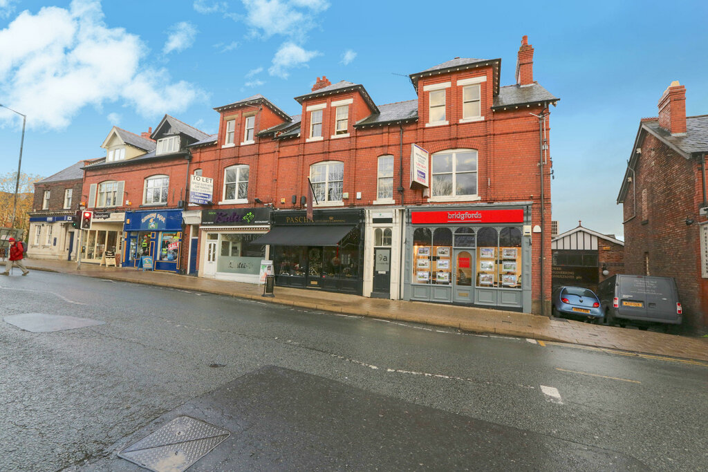 Arazi dizisi Bridgfords Sales and Letting Agents Alderley Edge, İngiltere, foto