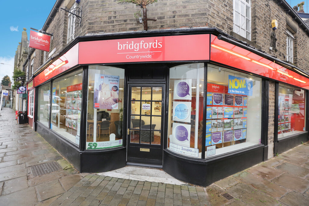 Arazi dizisi Bridgfords Sales and Letting Agents Disley, İngiltere, foto