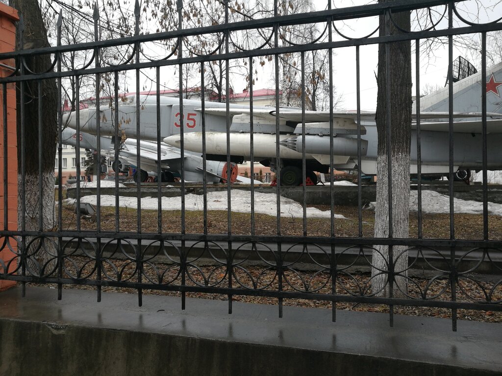 Teknoloji anıtı Истребитель-бомбардировщик Су-17М3, Yekaterinburg, foto