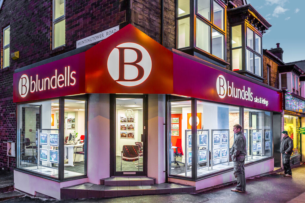 Arazi dizisi Blundells Sales and Letting Agents Banner Cross, İngiltere, foto