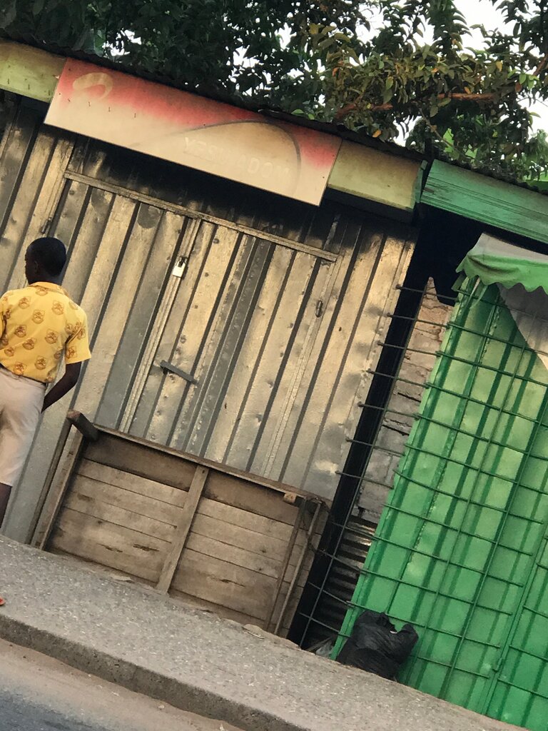 Kuru temizlemeciler Yesu Adom Ent, Akra, foto