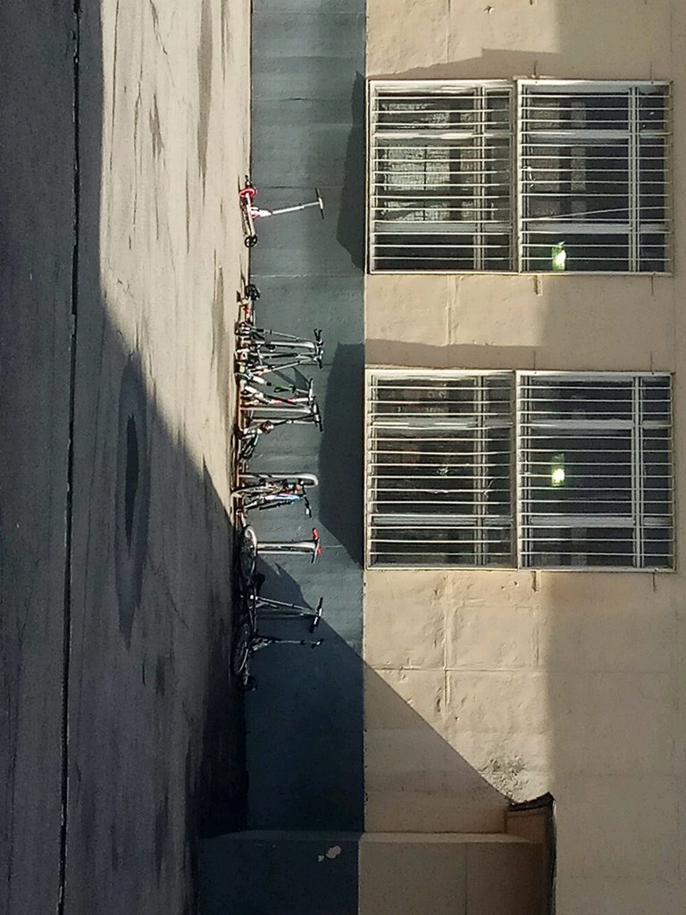 Bisiklet park yerleri Velosipednaya parkovka № 31012 Shkola № 1388, Moskova, foto