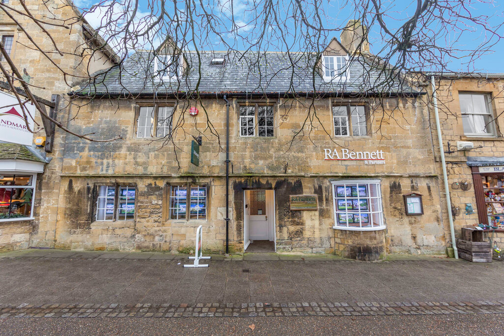 Arazi dizisi R A Bennett Estate Agent Broadway, İngiltere, foto