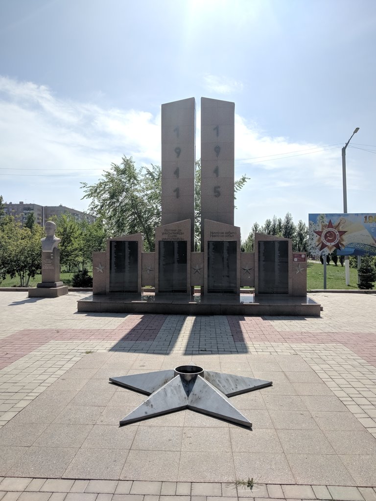 Anıt, heykel Victory Obelisk in the Great Patriotic War 1941-1945, Aksu, foto