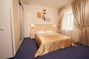 Mackintosh Hotel (улица Хорива No:49), otel  Kiev'den