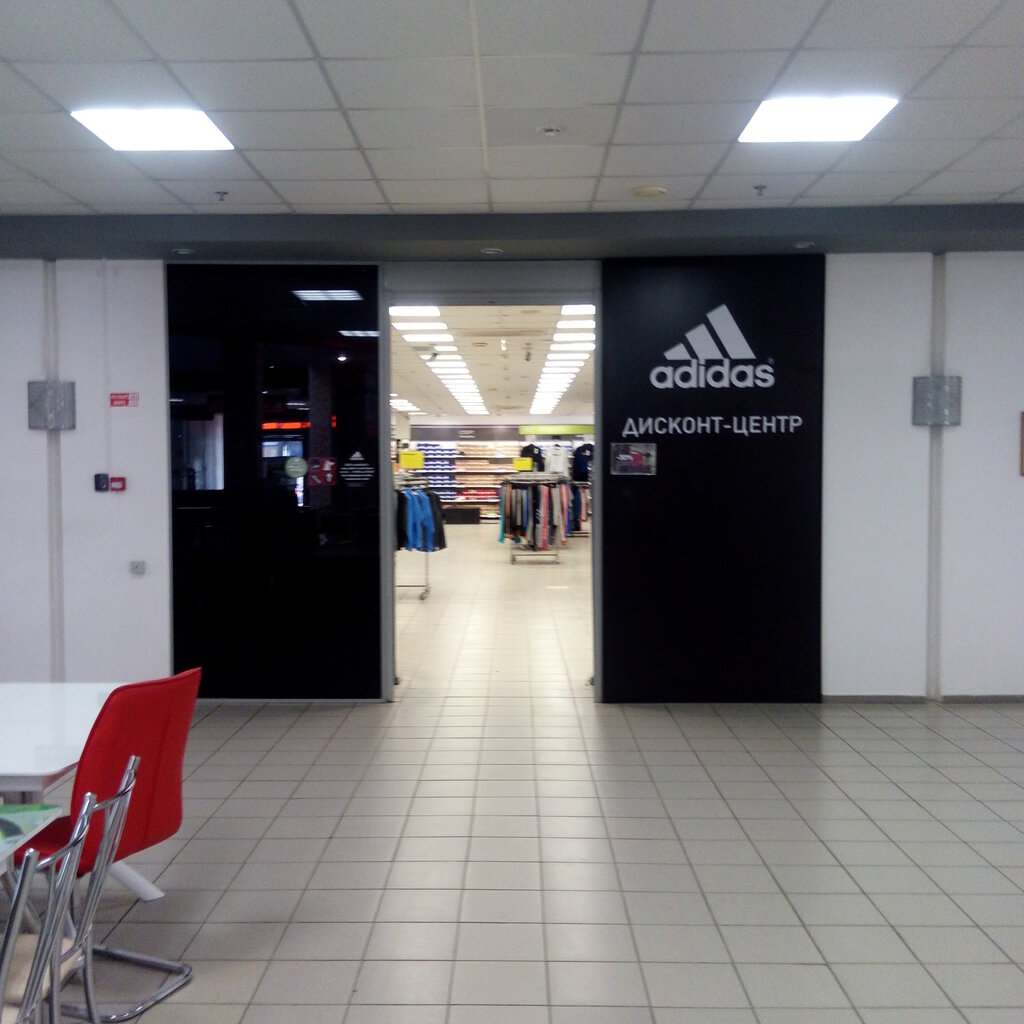 Spor giyim ve ayakkabı Adidas & Reebok Outlet, Tolyatti (Togliatti), foto