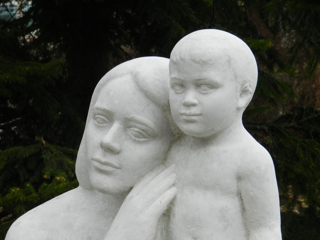 Park, sokak heykeli Мать и дитя, Petrozavodsk, foto