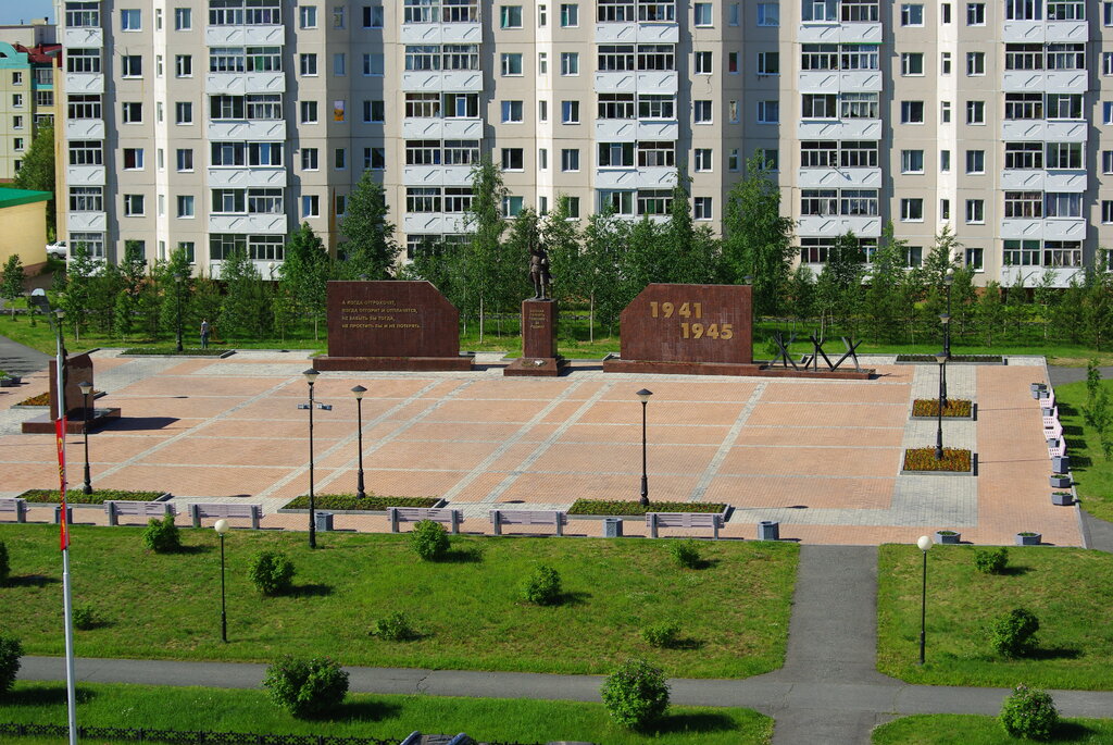 Anıt, heykel Аллея ветеранов Великой Отечественной войны города Лангепаса, Langepas, foto