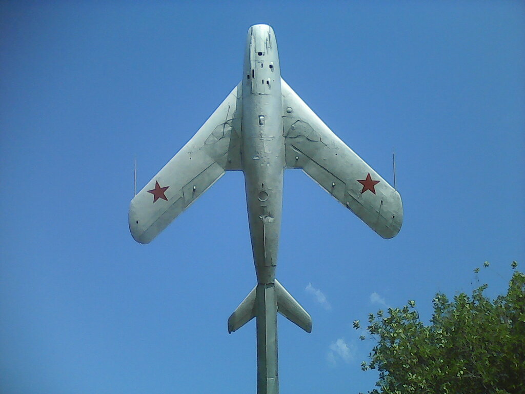 Anıt, heykel Лётчикам Чернушинской авиашколы, Çernuşka, foto