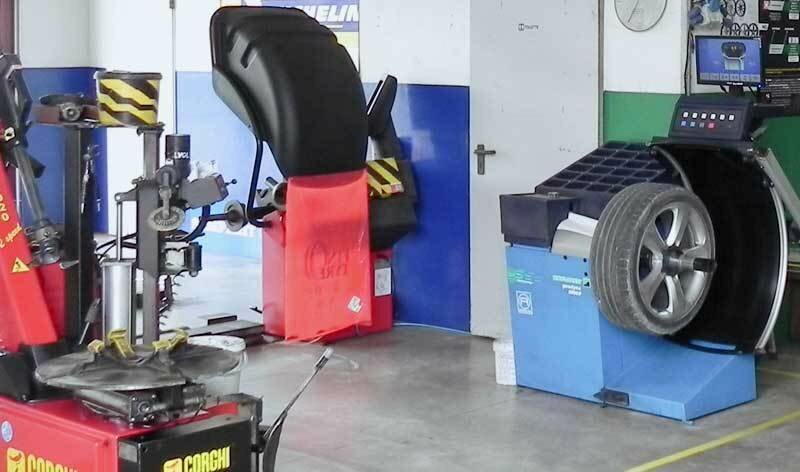 Jant ve lastikçiler Seccacini Luigi Pneumatici, Marche, foto