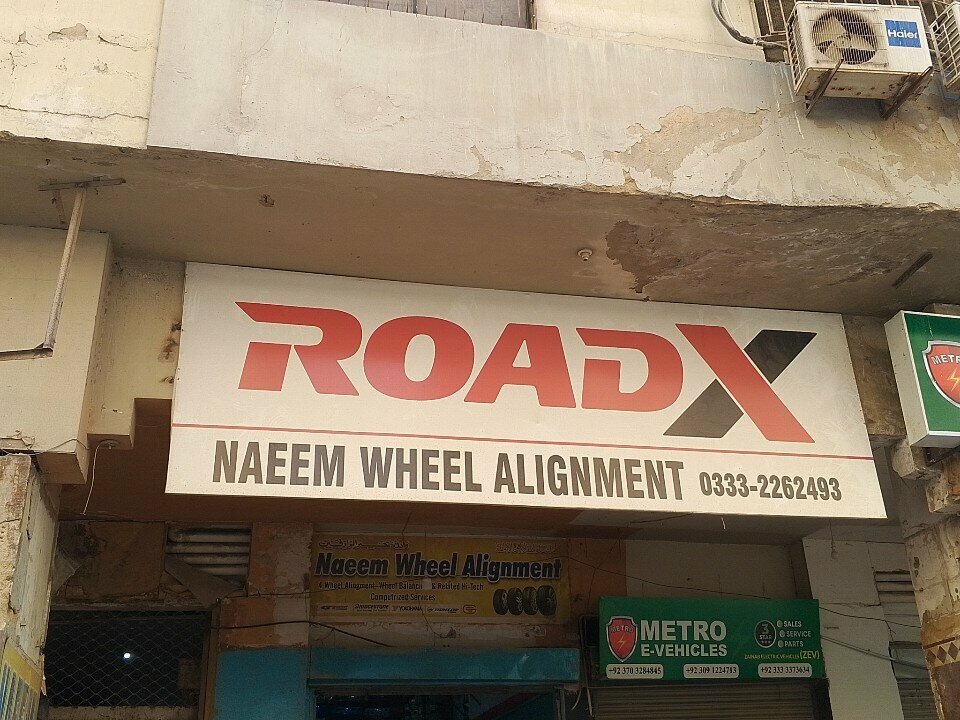 Jant ve lastikçiler Naeem Wheel Alignment, Karaçi, foto