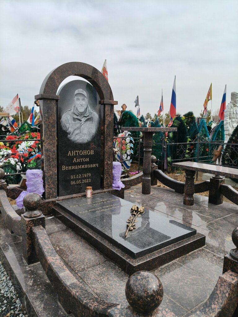 Heykel ve mezarlık taşı üreticileri Ritualny salon Memorial, Kurgan, foto
