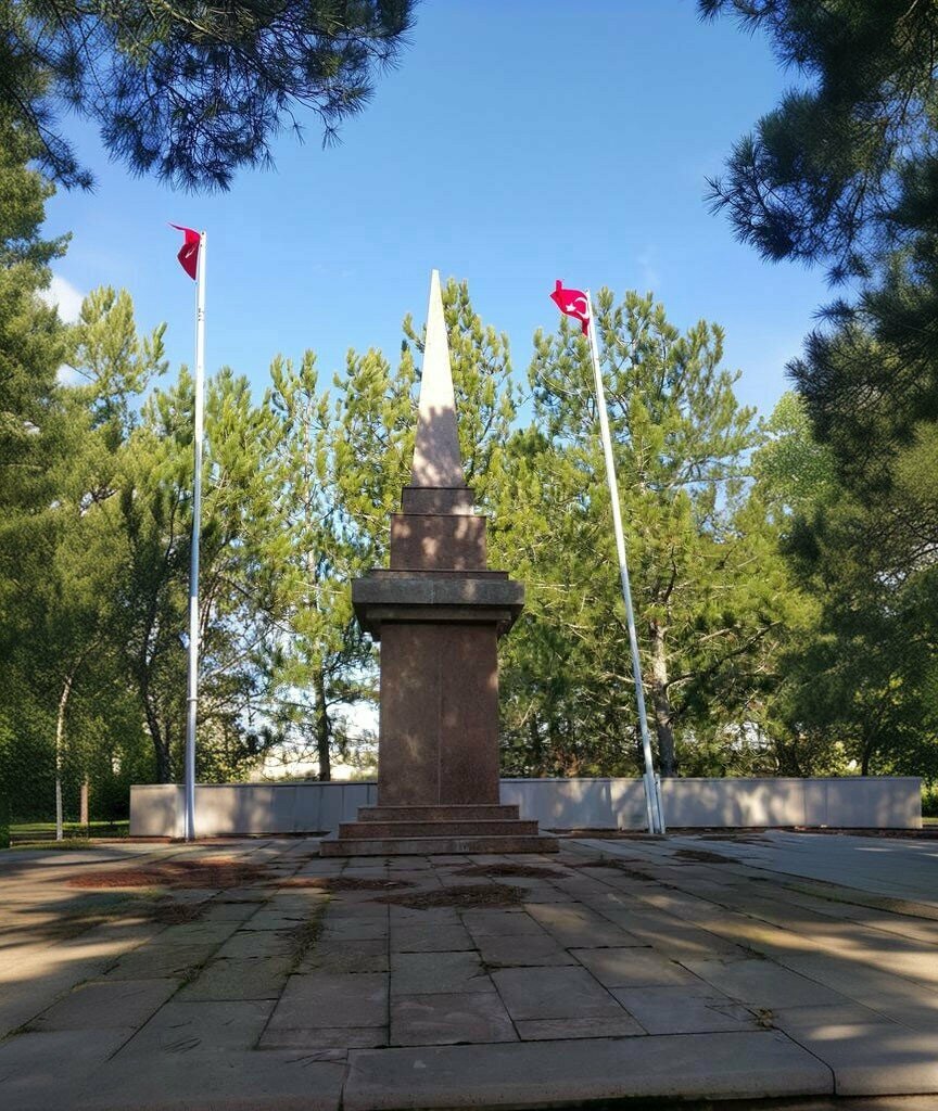 Anıt, heykel Poyralı Şehitliği, Pınarhisar, foto