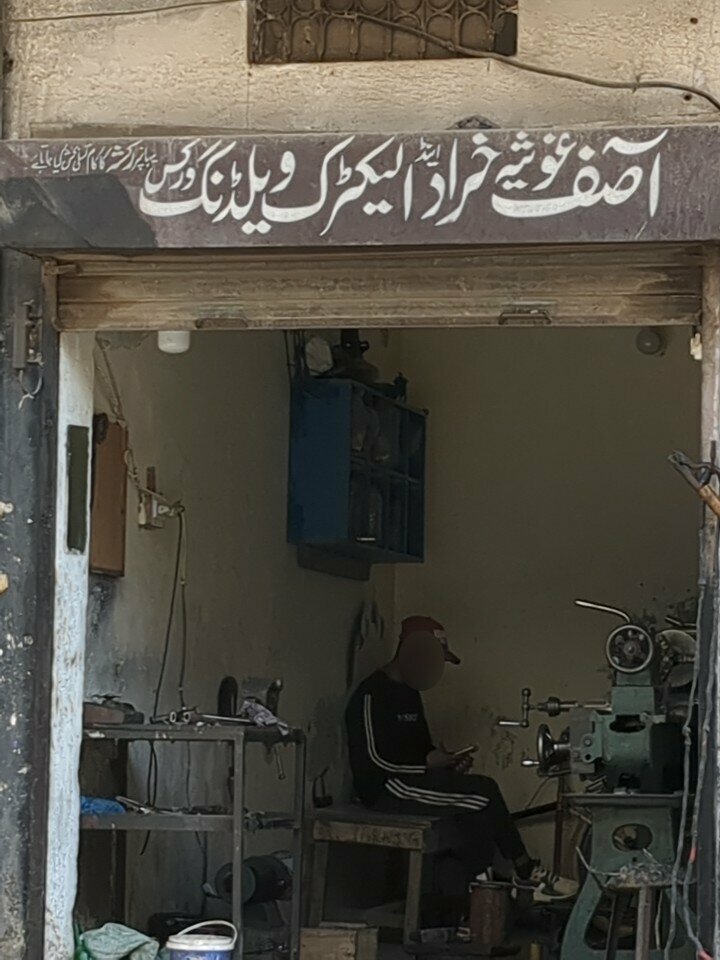 Otomobil servisi Asif ghusia khradia work shop, Lahor, foto