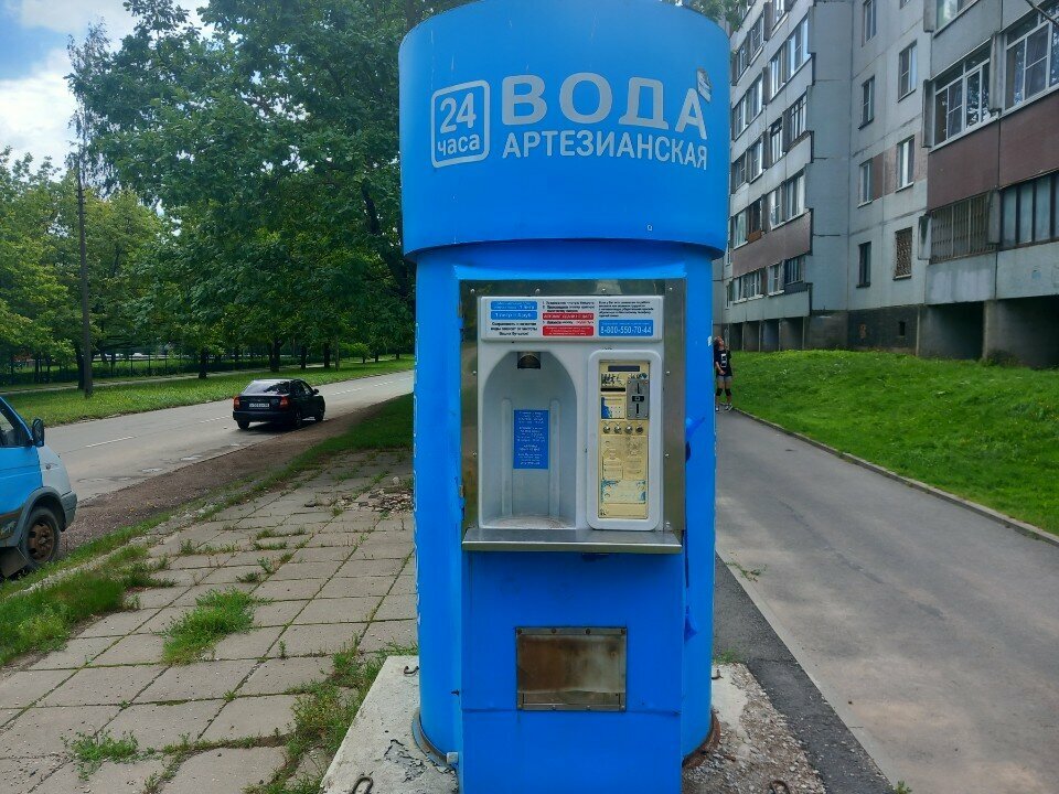 Su satışı Artesian water, Pskov, foto