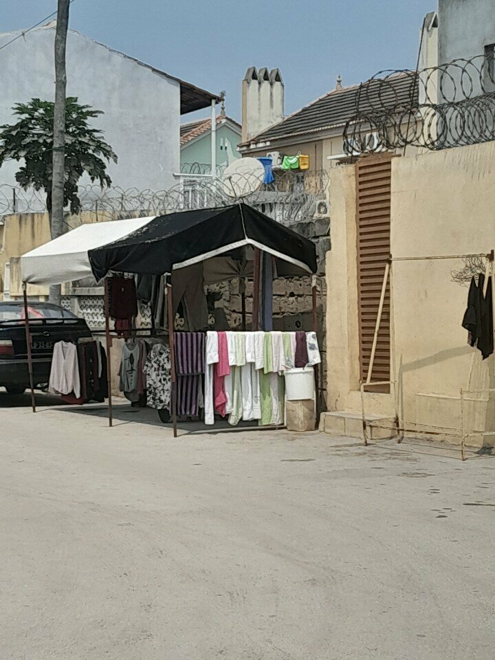 Giyim mağazası Vendas de roupas do fardo, Loanda, foto