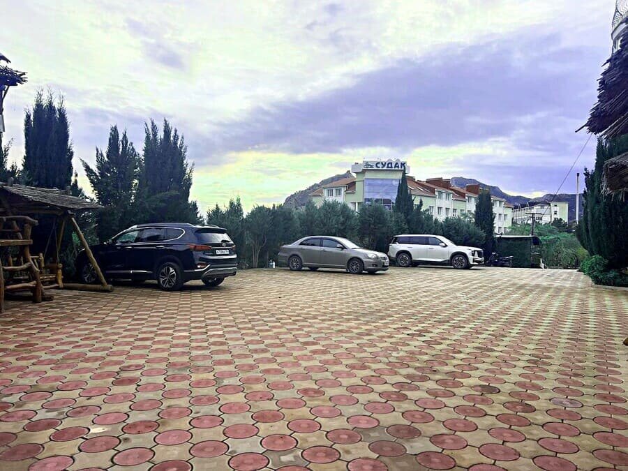 Otoparklar Parkovka V Sudake, Sudak, foto