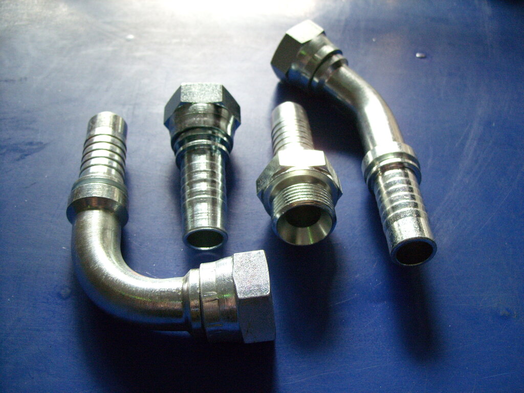 Boru tesisatı ve aksesuarları H-point, Usinsk, foto