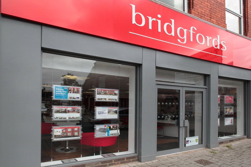 Arazi dizisi Bridgfords Sales and Letting Agents Denton, İngiltere, foto