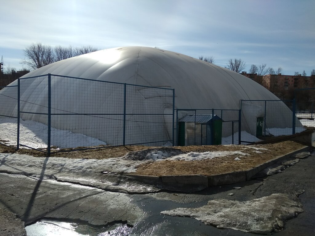 Çok amaçlı spor tesisleri Vozdukhooporny sportivny kompleks dlya zanyaty mini-futbolom i tennisom, Petrozavodsk, foto