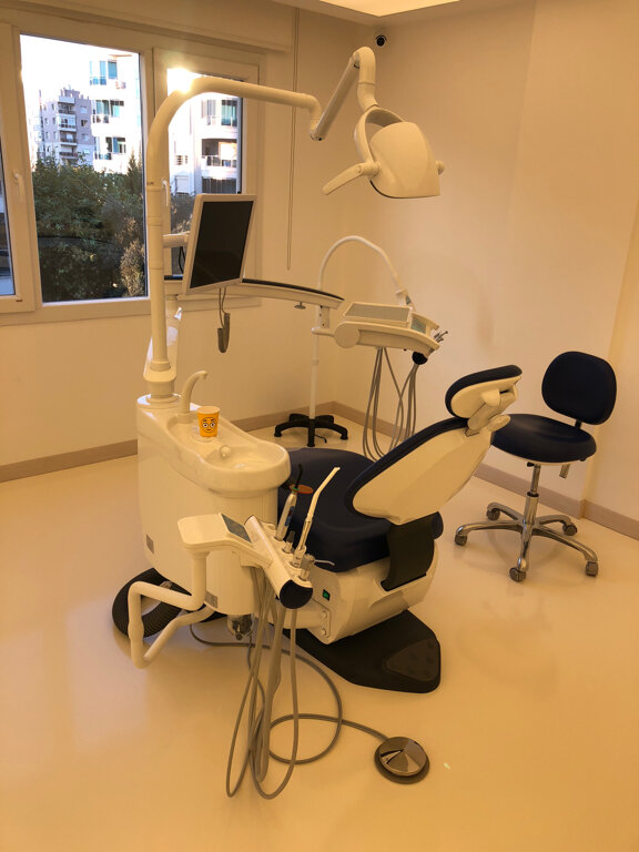 Özel ağız ve diş sağlığı klinikleri ve muayenehaneleri Diş Hekimi Batuhan Hıdıroğlu, İzmir, foto