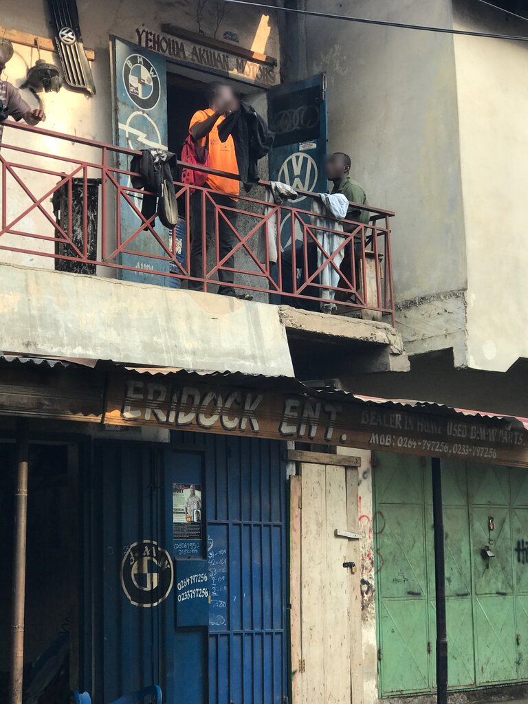 Otomobil yedek parçaları Yehowa Akwan Ent, Akra, foto