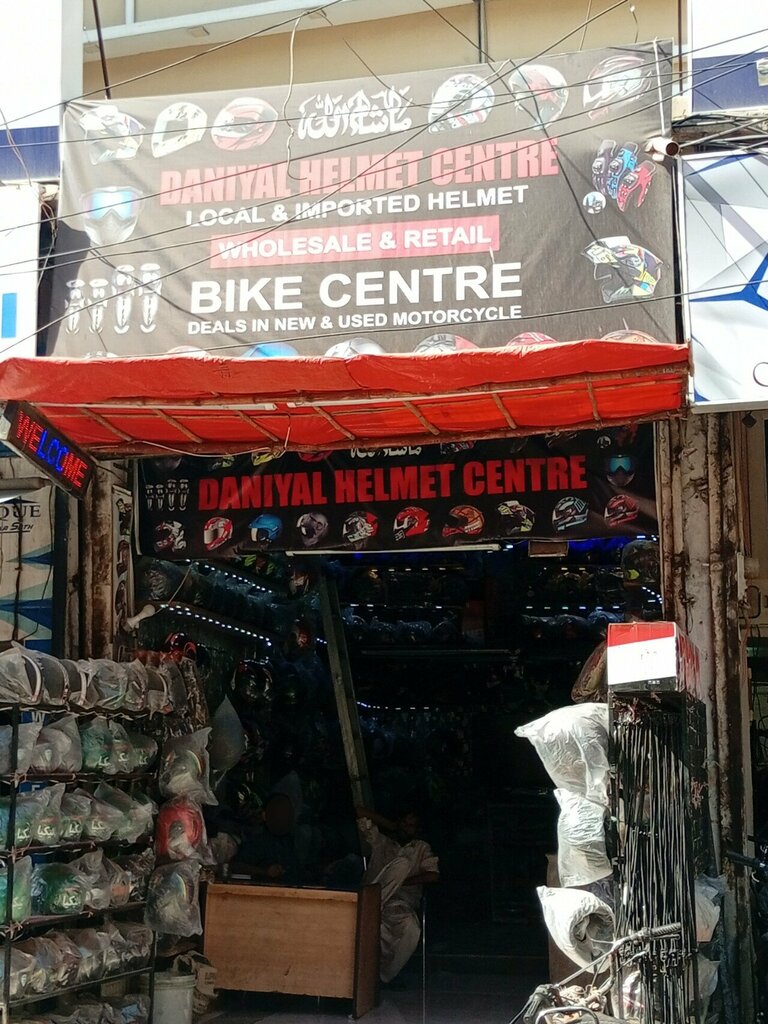 Otomobil yedek parçaları Danyal helmet centre, Karaçi, foto