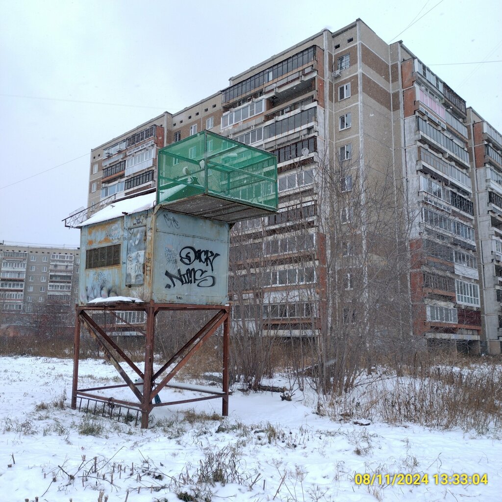 Kuşlar için büyük kafes Aviary , Yekaterinburg, foto