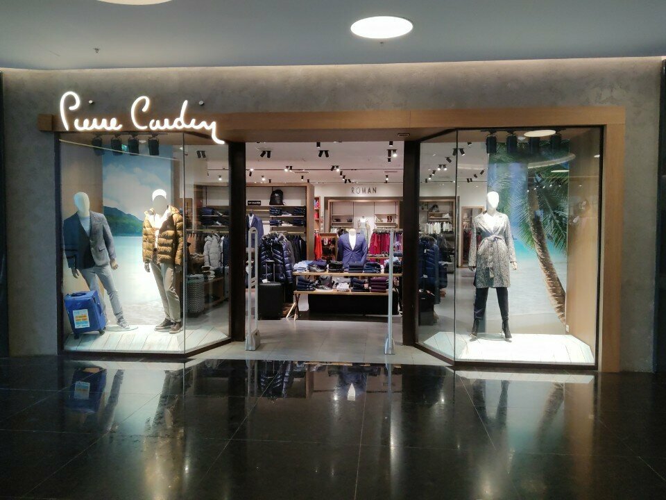 Giyim mağazası Pierre Cardin, Gence, foto