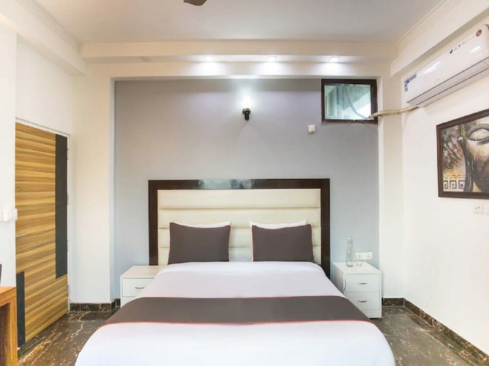 Otel Collection O 50154 Sangvi Palace, , foto