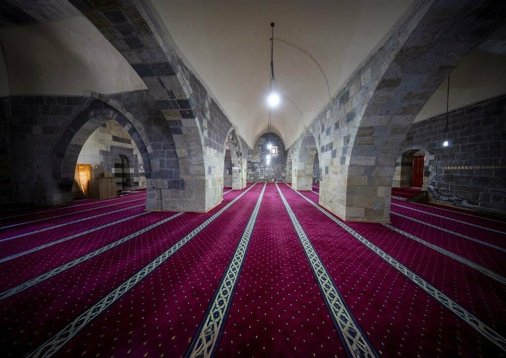Cami İzzettinşir Cami, Gevaş, foto
