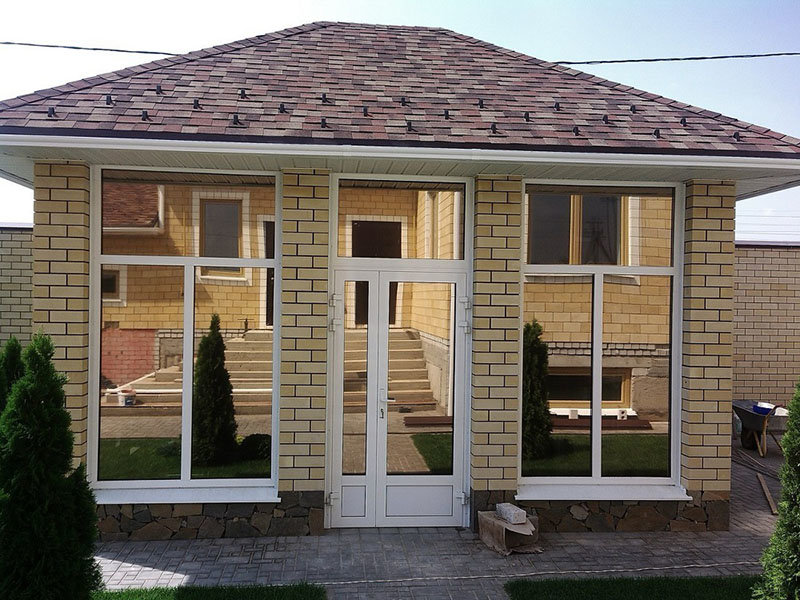 Pencerelerin, balkonların renklendirilmesi Satton, Irkutsk, foto