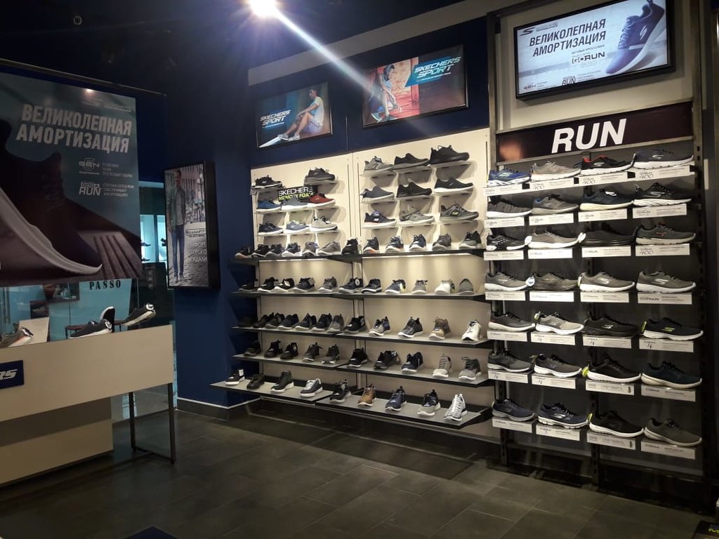 Spor giyim ve ayakkabı Skechers, Atırav, foto