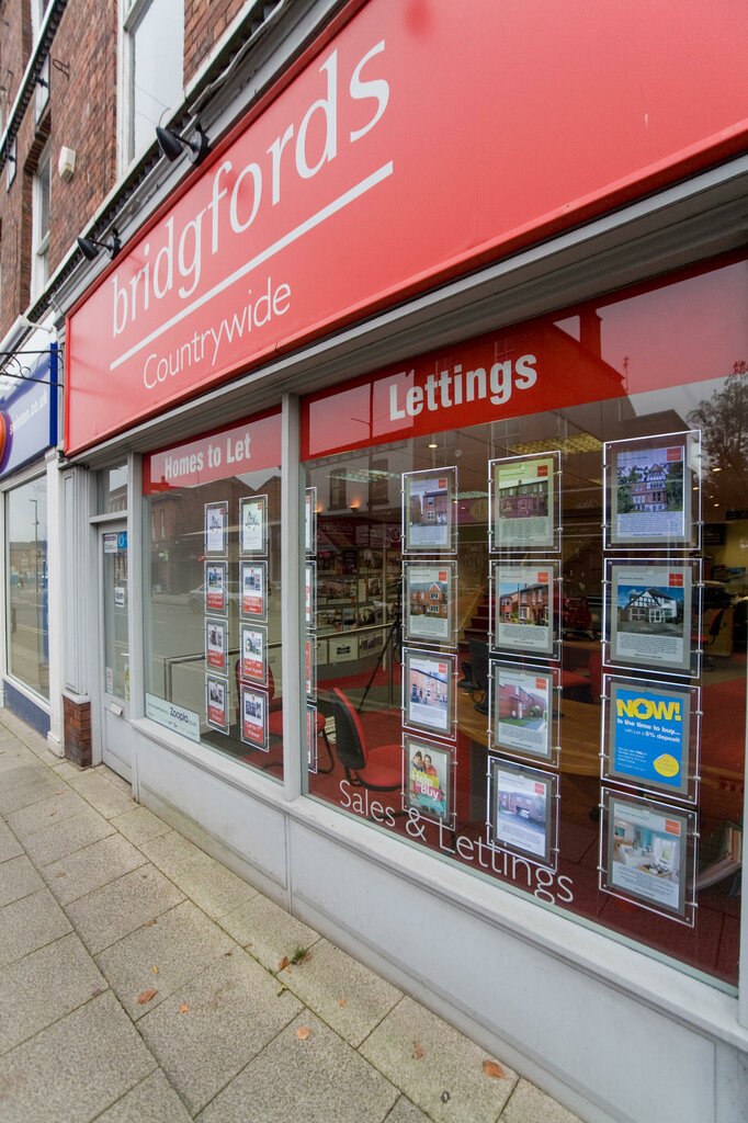 Arazi dizisi Bridgfords Sales and Letting Agents Altrincham, İngiltere, foto