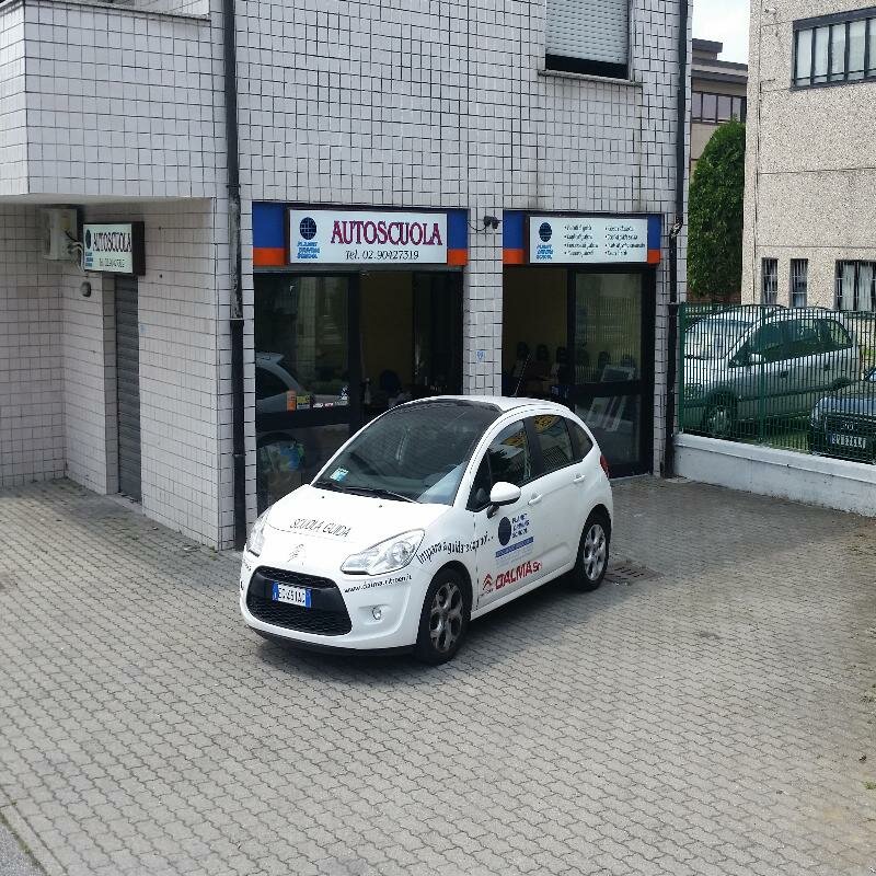 Sürücü kursları Autoscuola Planet Driving School, Lombardiya, foto