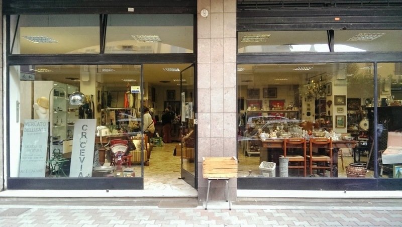 Pazarlar ve çarşılar Crocevia Mercato dell'Usato, Bologna, foto