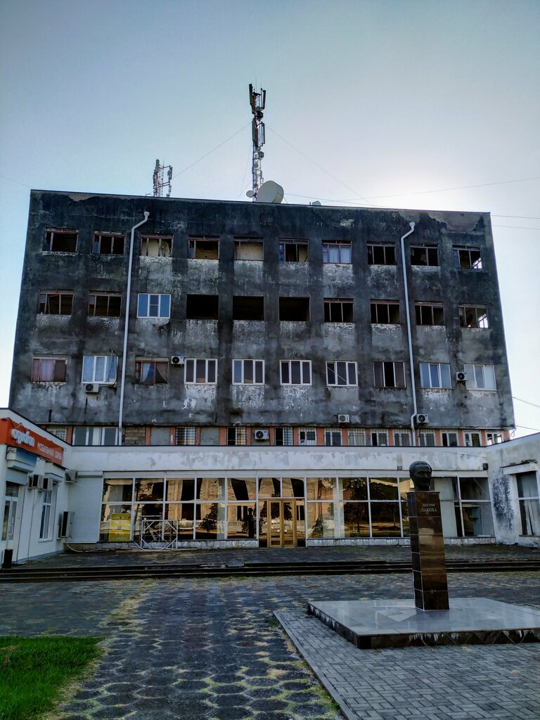 Park, sokak heykeli Памятник Нестору Апполоновичу Лакобе, Gudauta, foto