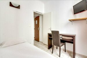 De Cabourg (Hauts-de-France, Pas-de-Calais, Arrondissement de Lens, Leforest, Rue du Mont Doré), otel  Paris'ten