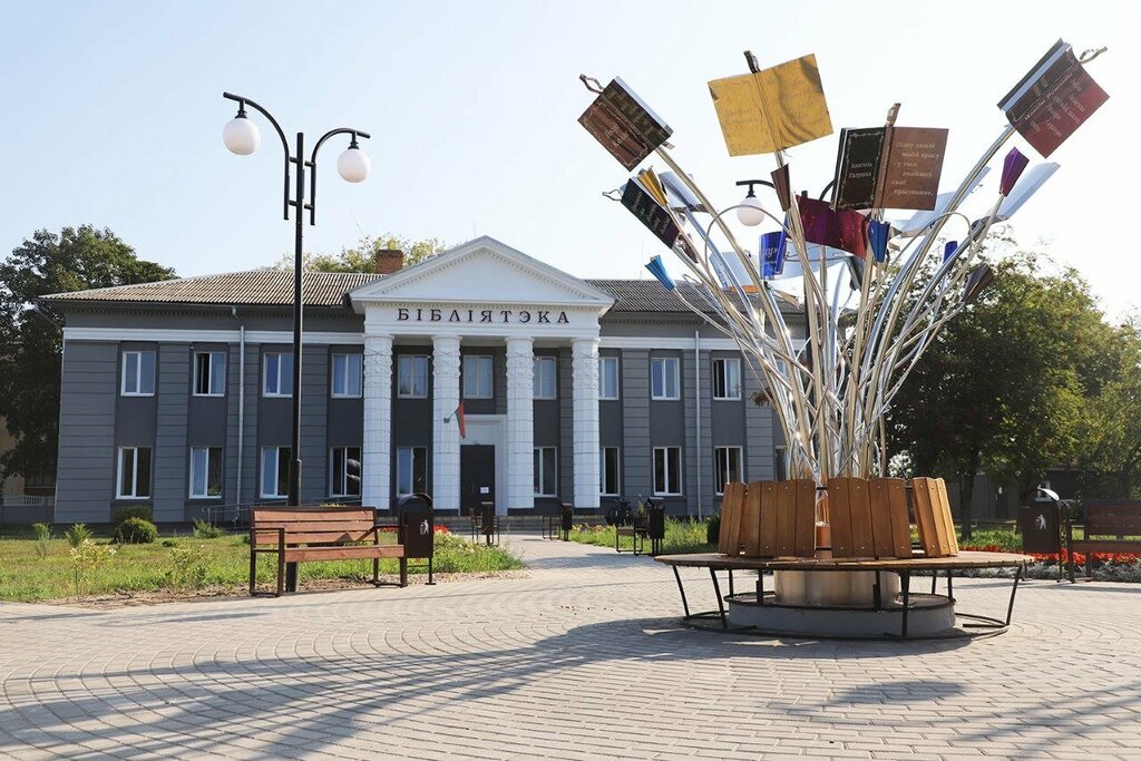 Park, sokak heykeli Летающие книги, Ivacevichi, foto