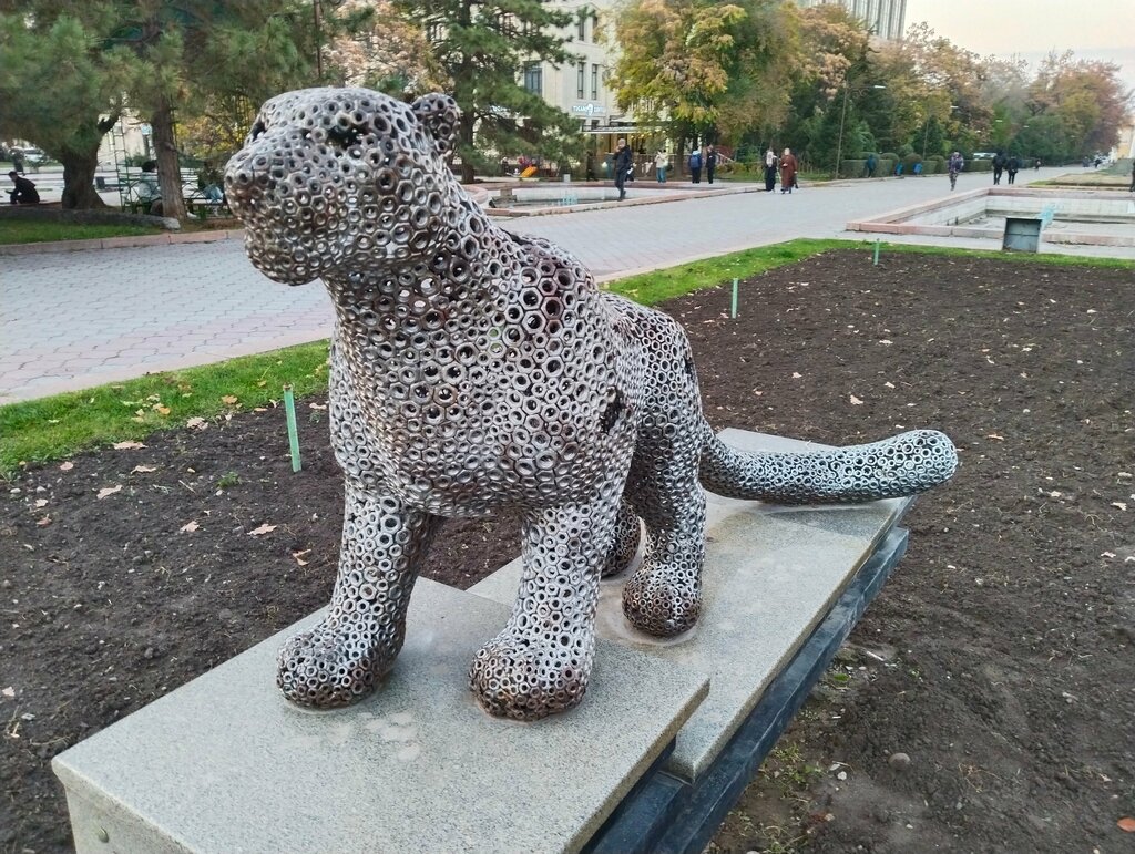 Anıt, heykel Snow leopard statue, Bişkek, foto