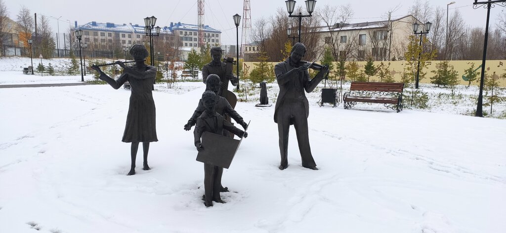 Park, sokak heykeli Мальчик с нотами, Gubkinski, foto
